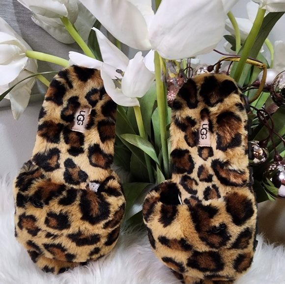 UGG | Shoes | Ugg Womens Cozetta Curly Spotty Slipper New | Poshmark